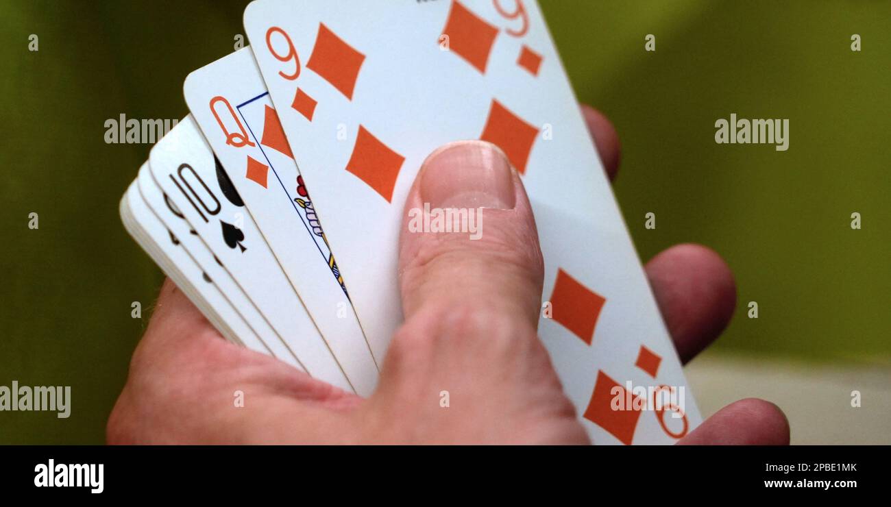 Bridge hands cards hi-res stock photography and images - Alamy