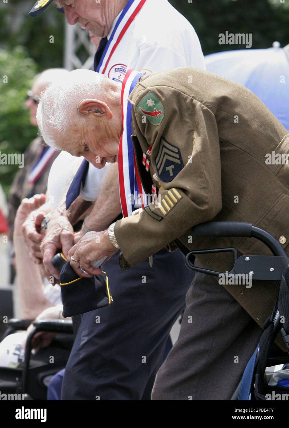 Ninety-two-year-old World War II veteran Sam Skaff, of Moorhead, Minn ...