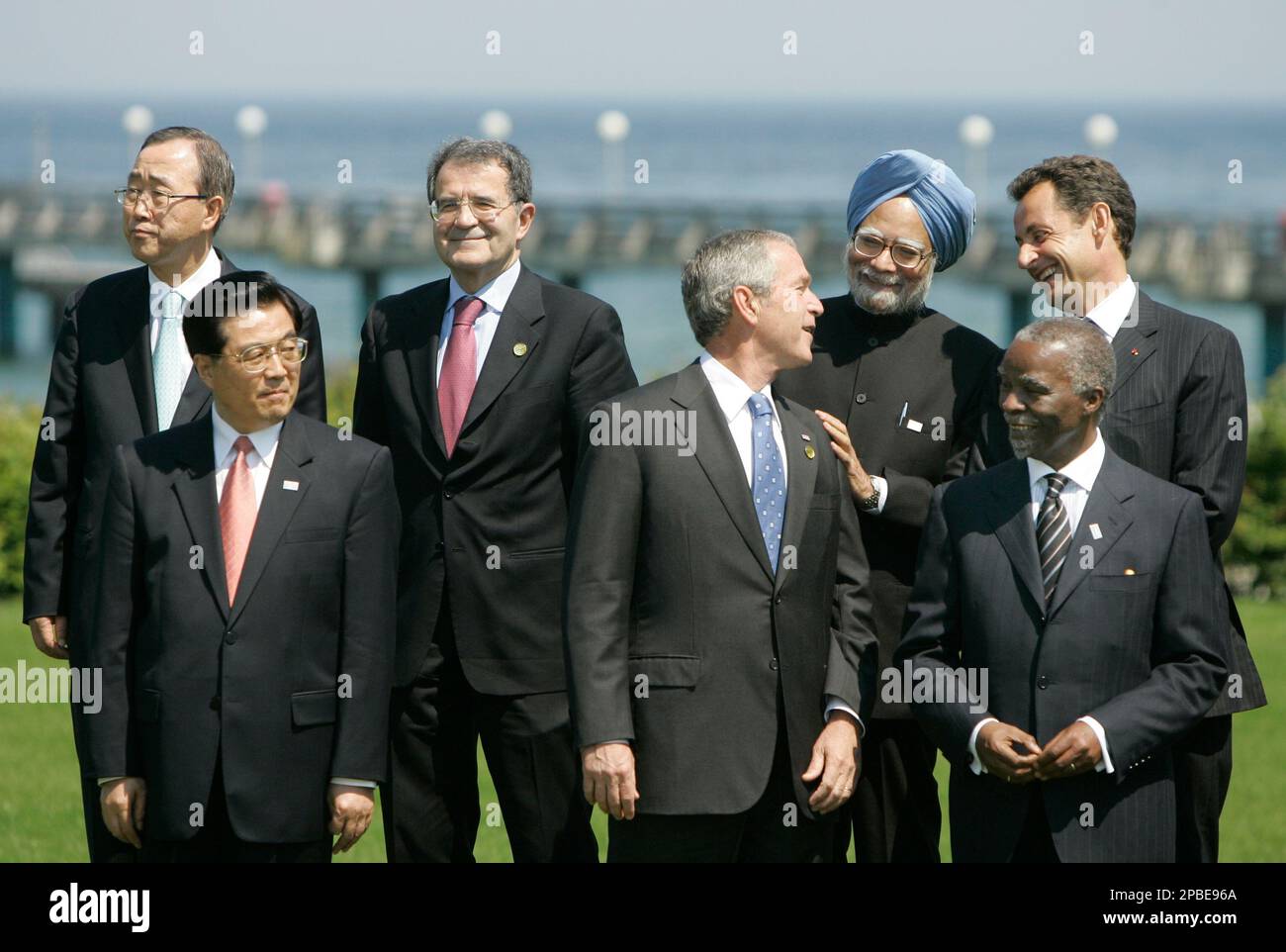 Heads of state pose for a photo at the G8 Summit in Heiligendamm ...