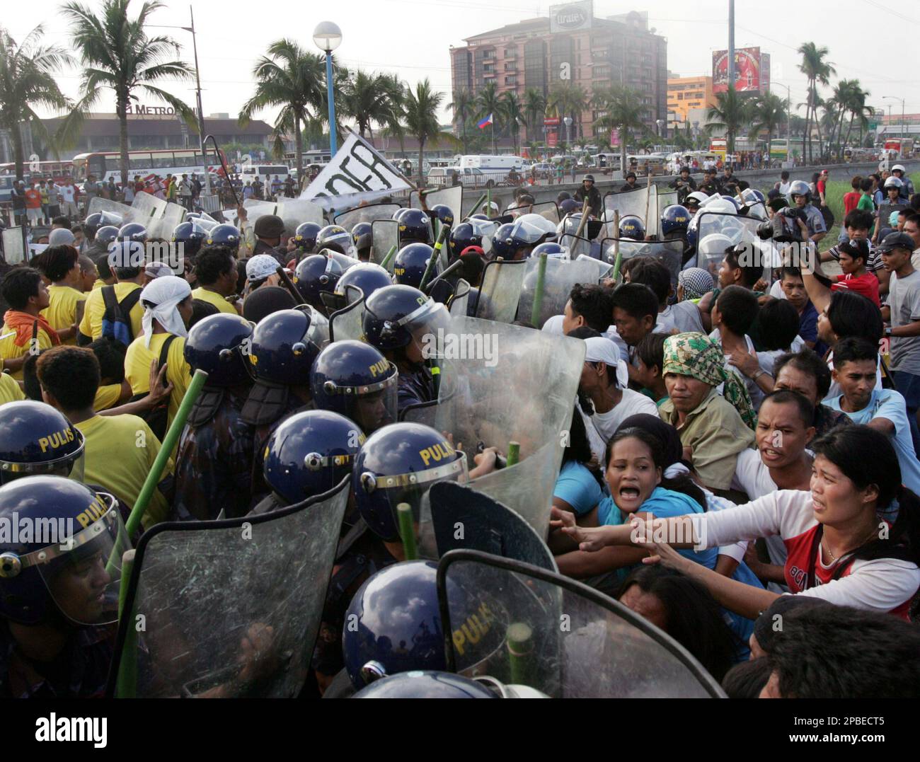 Riot police push back Muslim Filipinos as the latter resist the ...