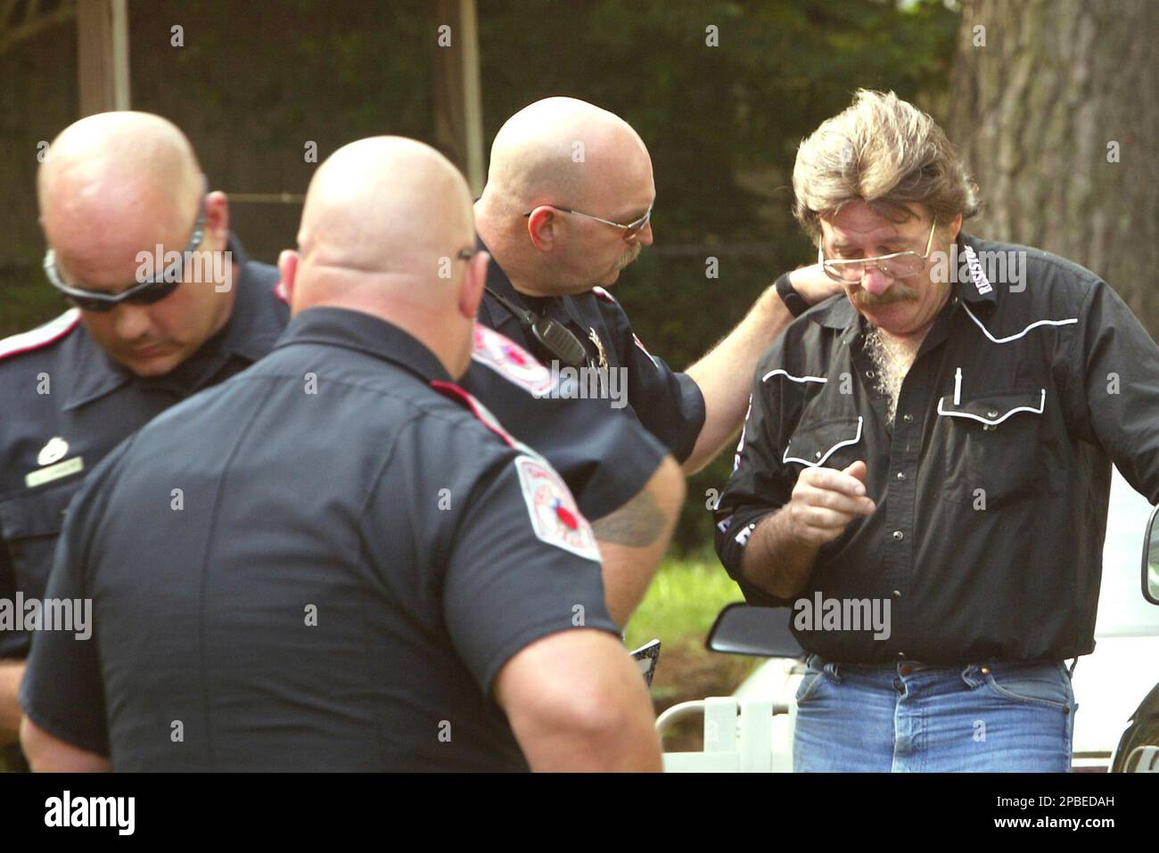 Smith County Sheriff's Deputy Steve Dunklin consoles Junior Davis ...