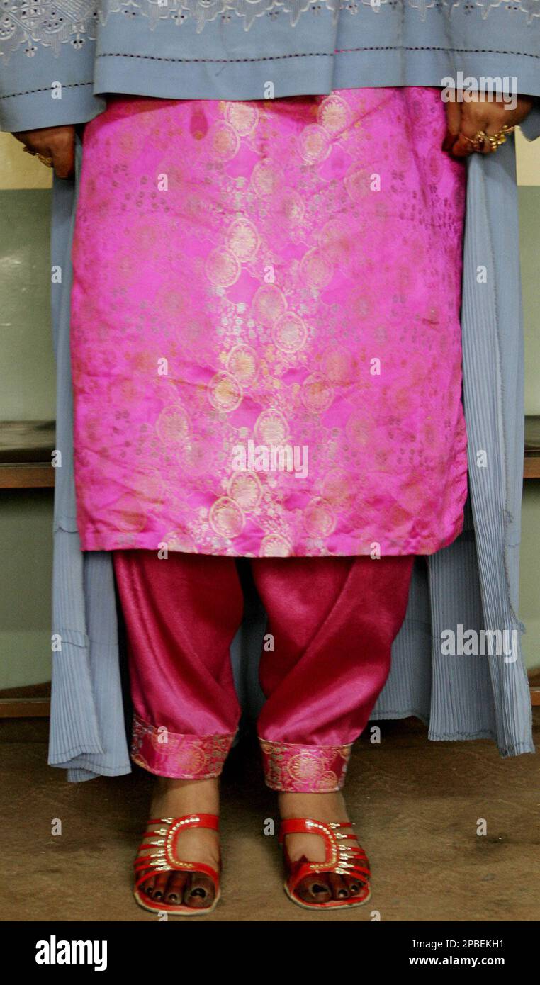 ** FOR USE WITH AP LIFESTYLES ** A woman fully cloaked in her burqa is ...