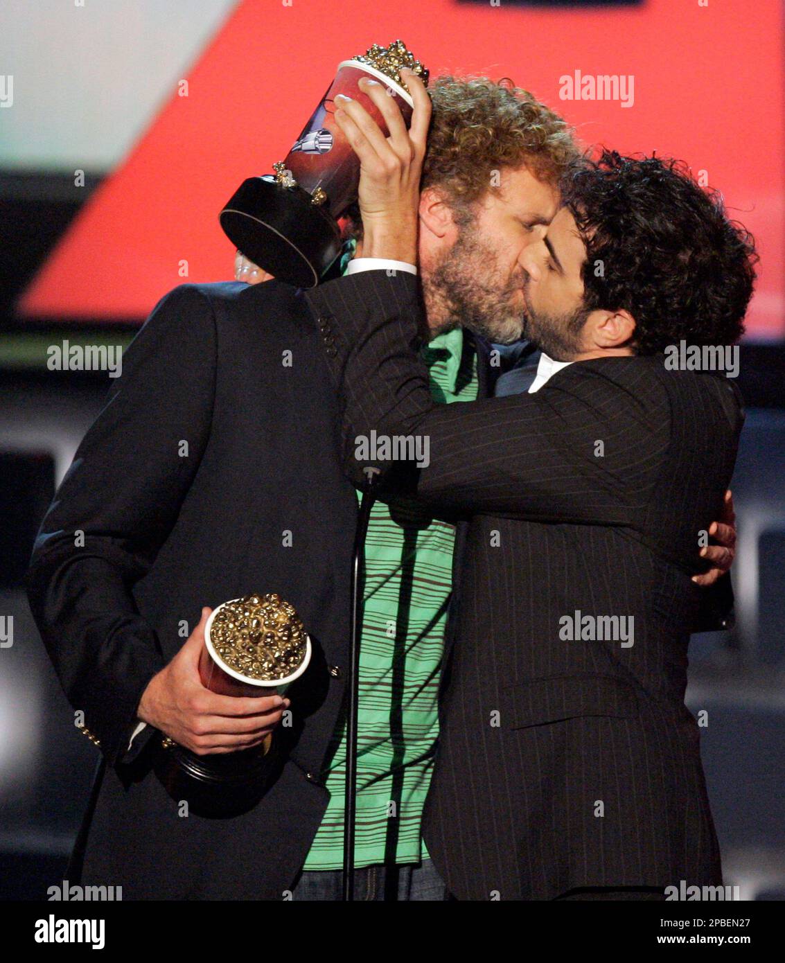 Sacha Baron Cohen And Isla Fisher Kiss