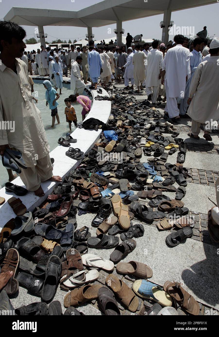 Thousands of Pakistani Muslims flock Islamabad's Faisal mosque to offer ...