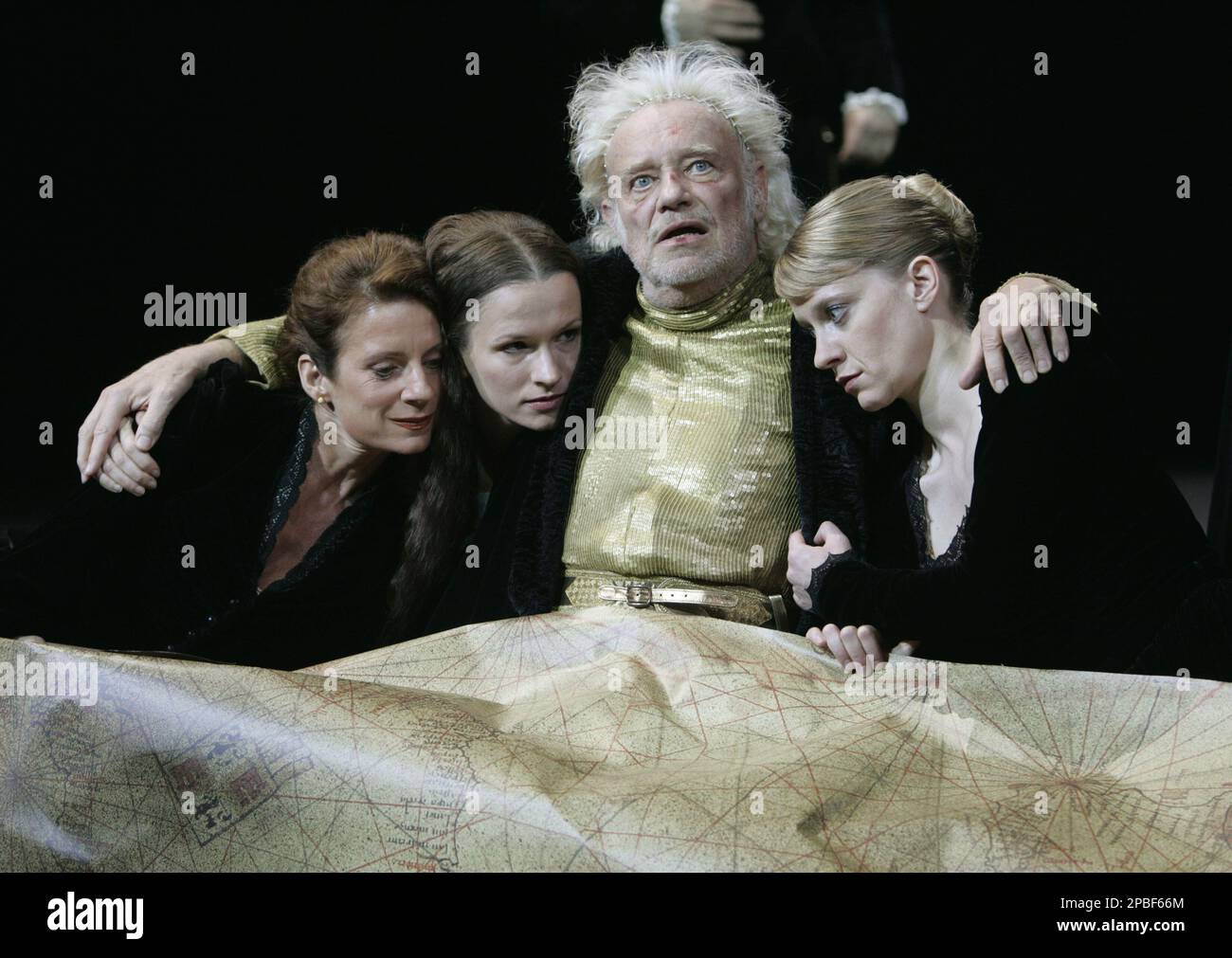 Gert Voss in ther Rolle des Koenig Lear, 2. von rechts, und seine ...