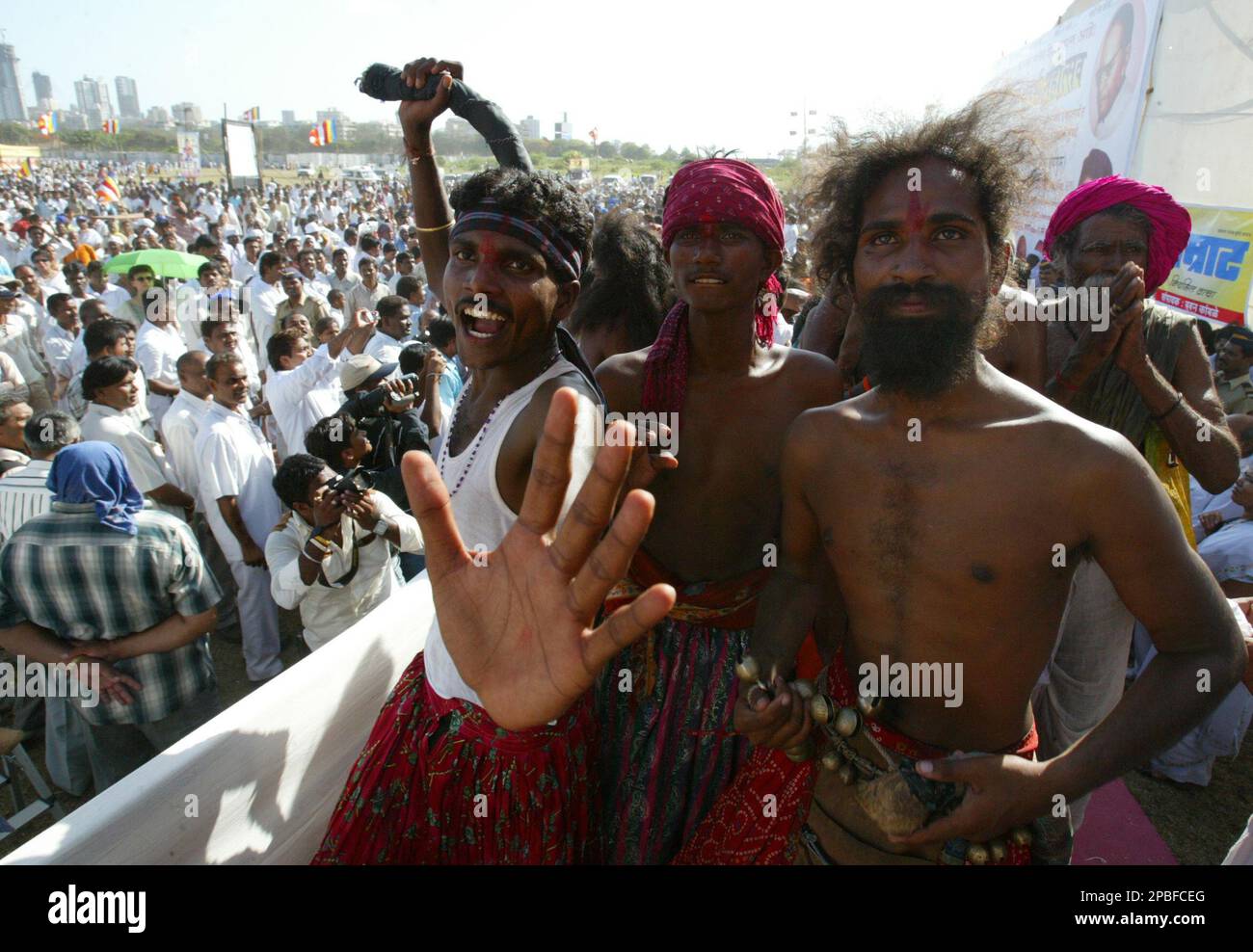 Low-caste Hindu Indians arrive to participate in a convertion to ...