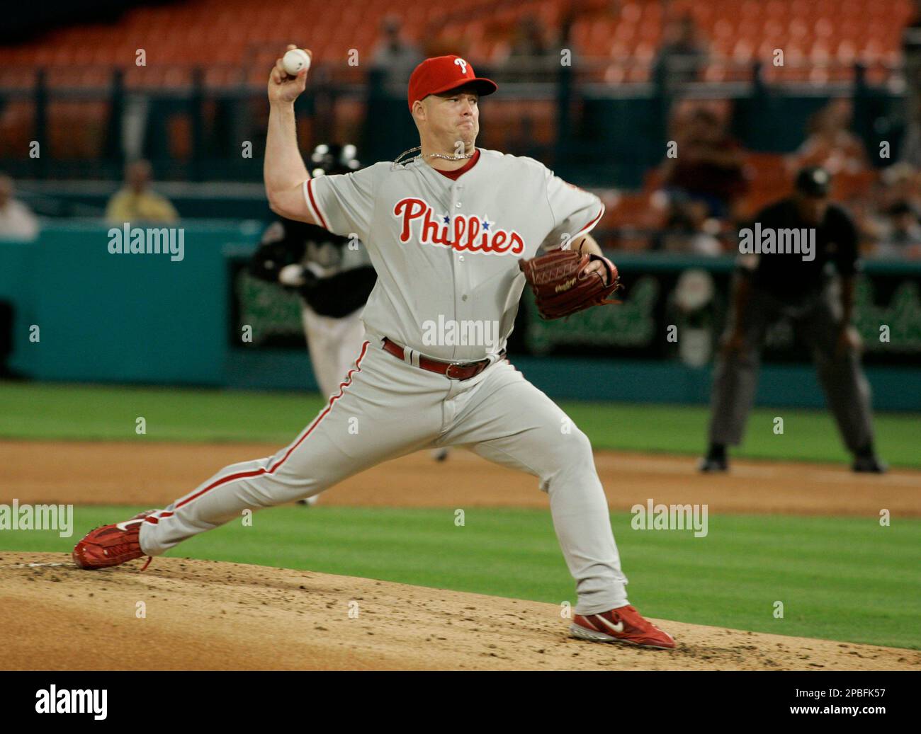 Philadelphia Phillies pitcher Jon Lieber delivers a pitch during the ...