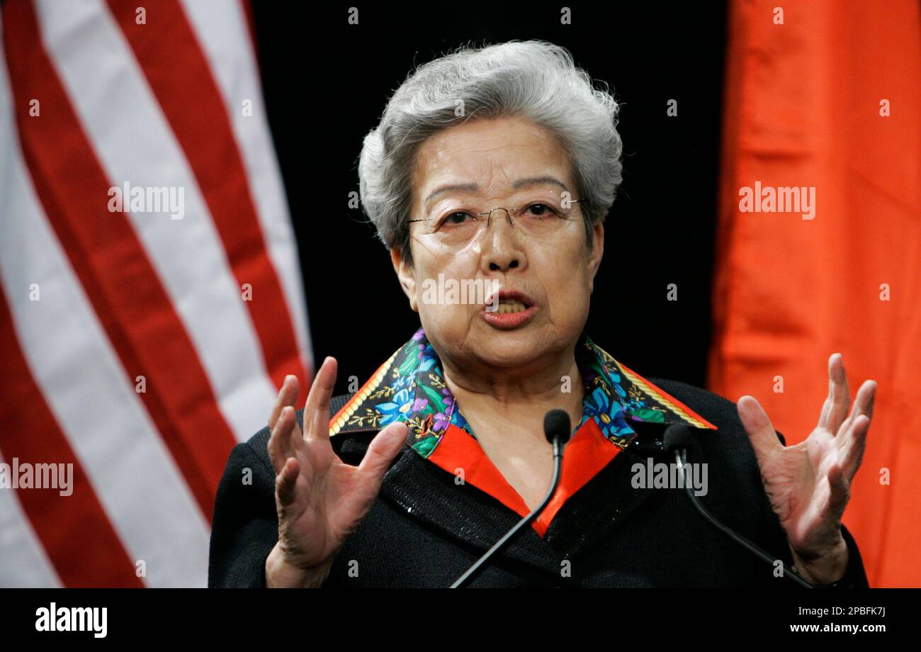 Chinese Vice Premier Wu Yi, delivers her remarks during a dinner ...