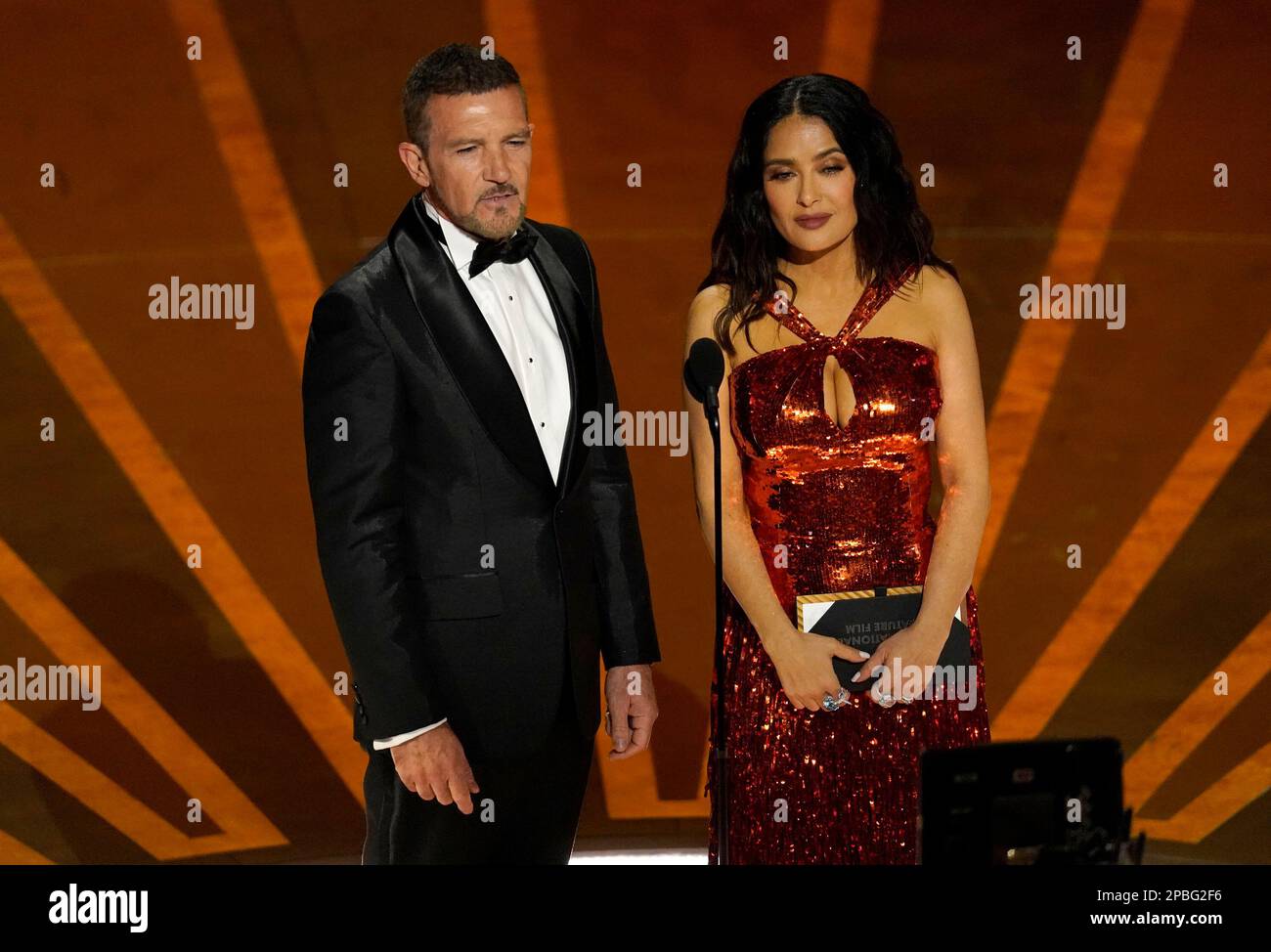 Antonio Banderas, left, and Salma Hayek present the award for best ...