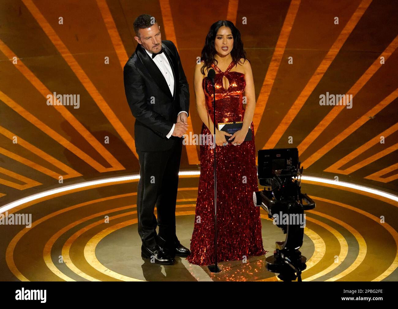 Antonio Banderas, left, and Salma Hayek present the award for best ...