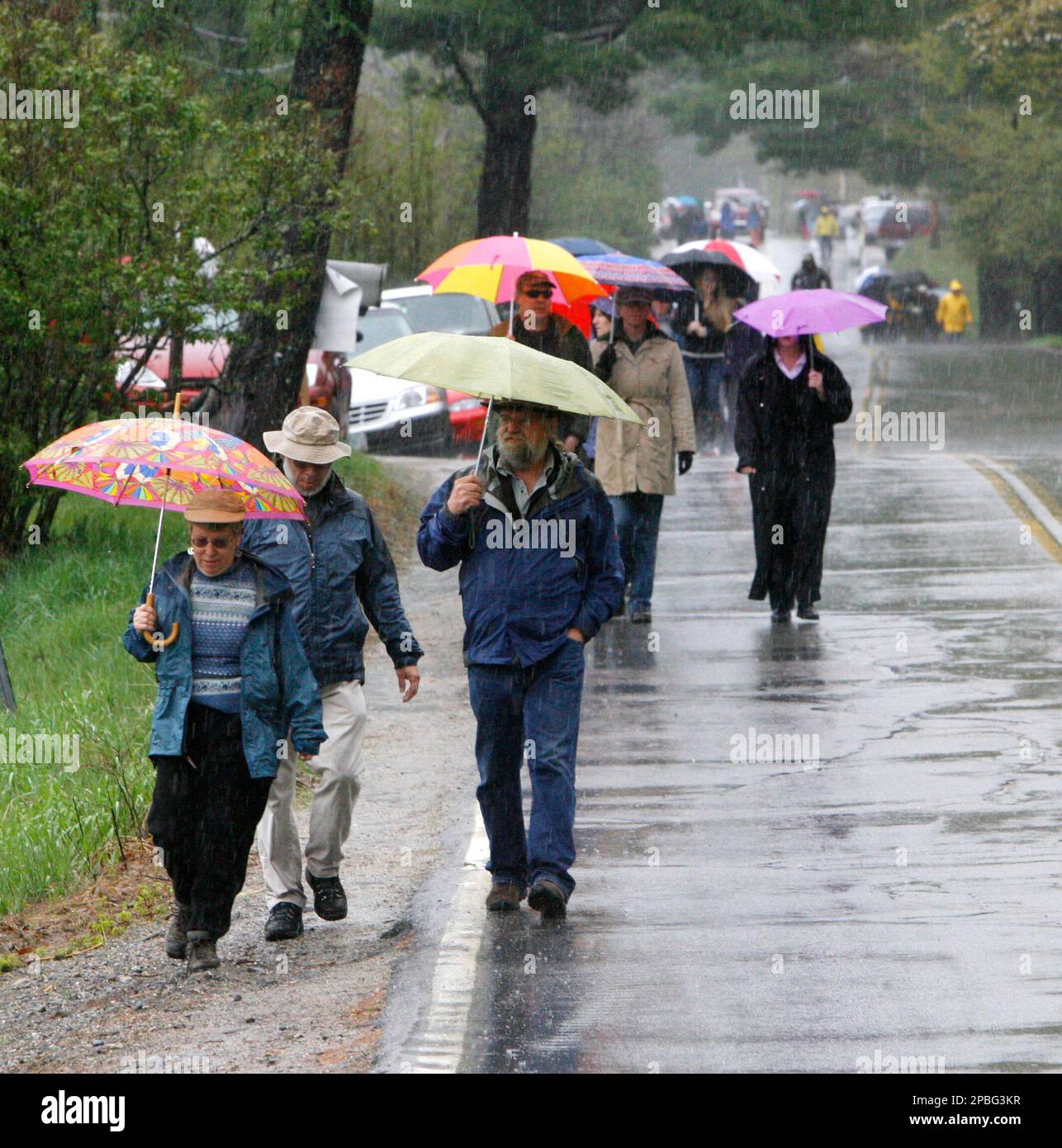 Mourners arrive for a memorial service, Sunday May 20, 2007 in Easton ...
