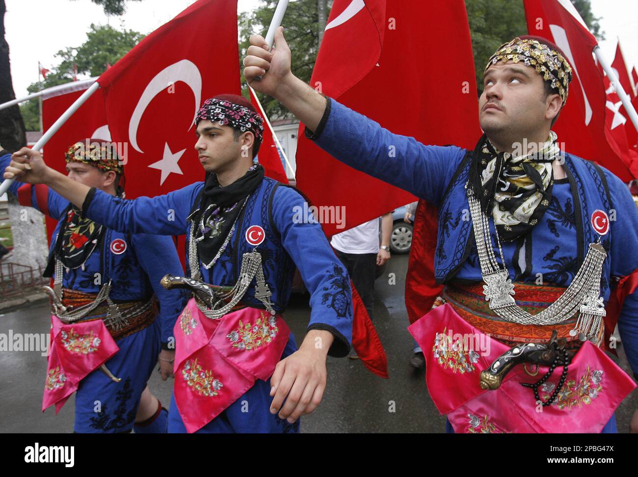 Members of the Turkish community in Romanian march wearing traditional ...