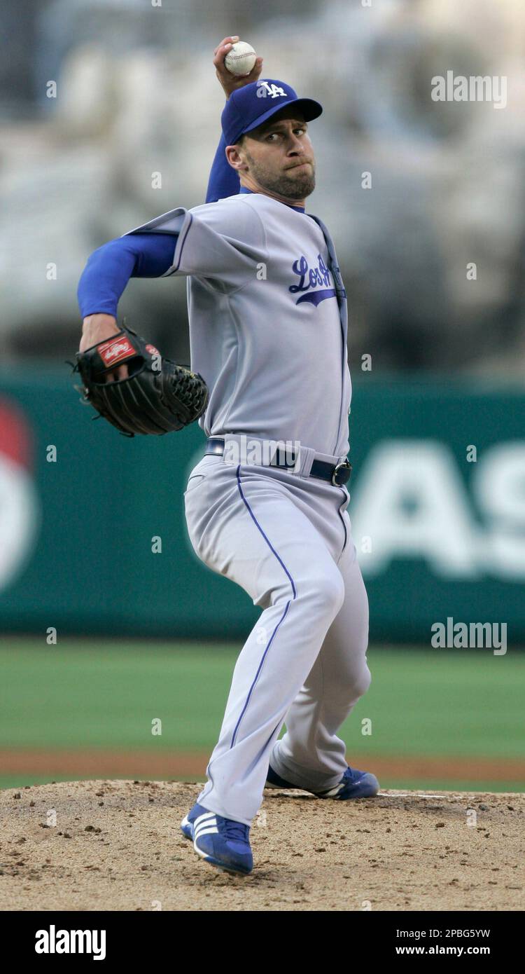 Los Angeles Dodgers pitcher Mark Hendrickson throws to the Los Angeles ...