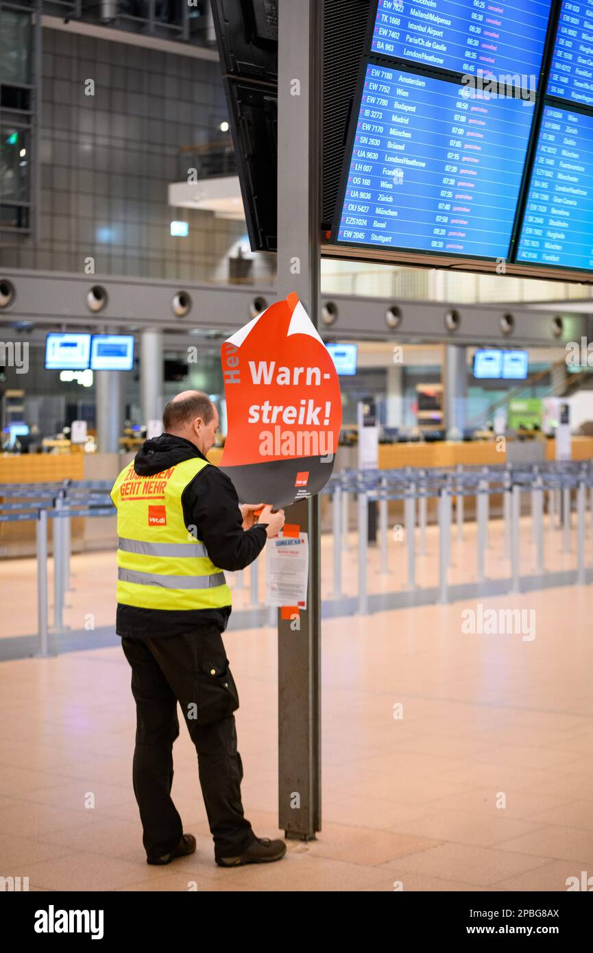 Hamburg, Germany. 12th Mar, 2023. A union representative sticks a ...