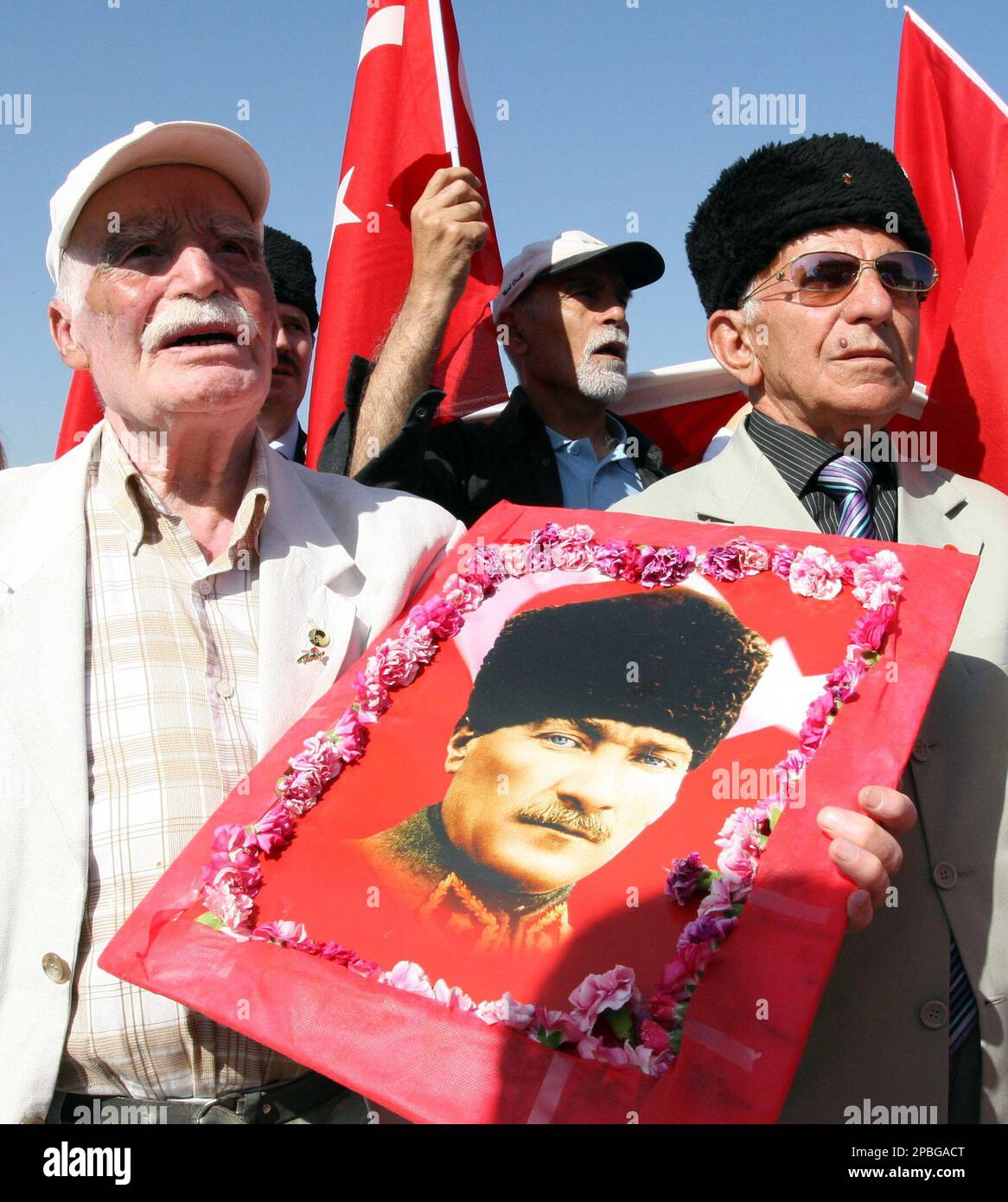 Turkish war veterans sing the national anthem at the mausoleum of ...