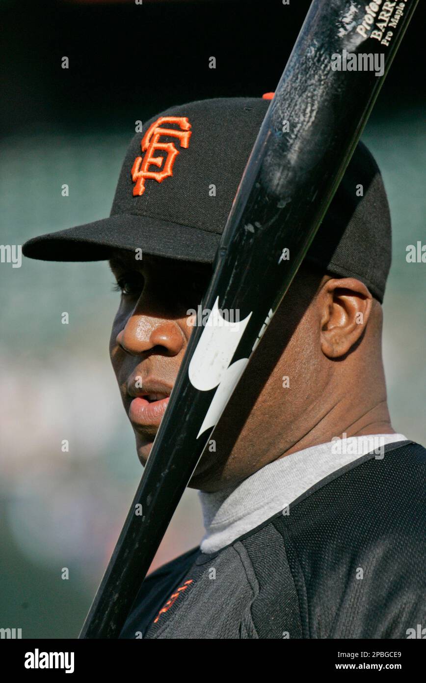 San Francisco Giants' Barry Bonds waits to bat during batting practice ...