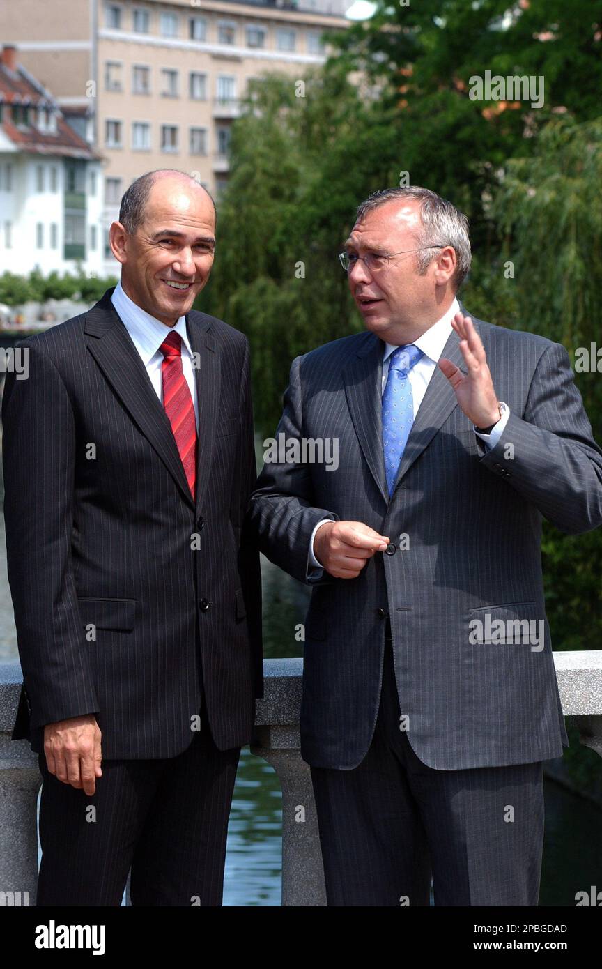 Austrian Chancellor Alfred Gusenbauer, right, talks to Slovenian Prime ...