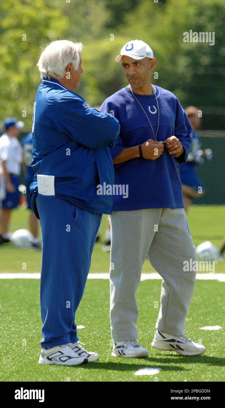 Indianapolis Colts coach Tony Dungy, right, talks with offensive ...