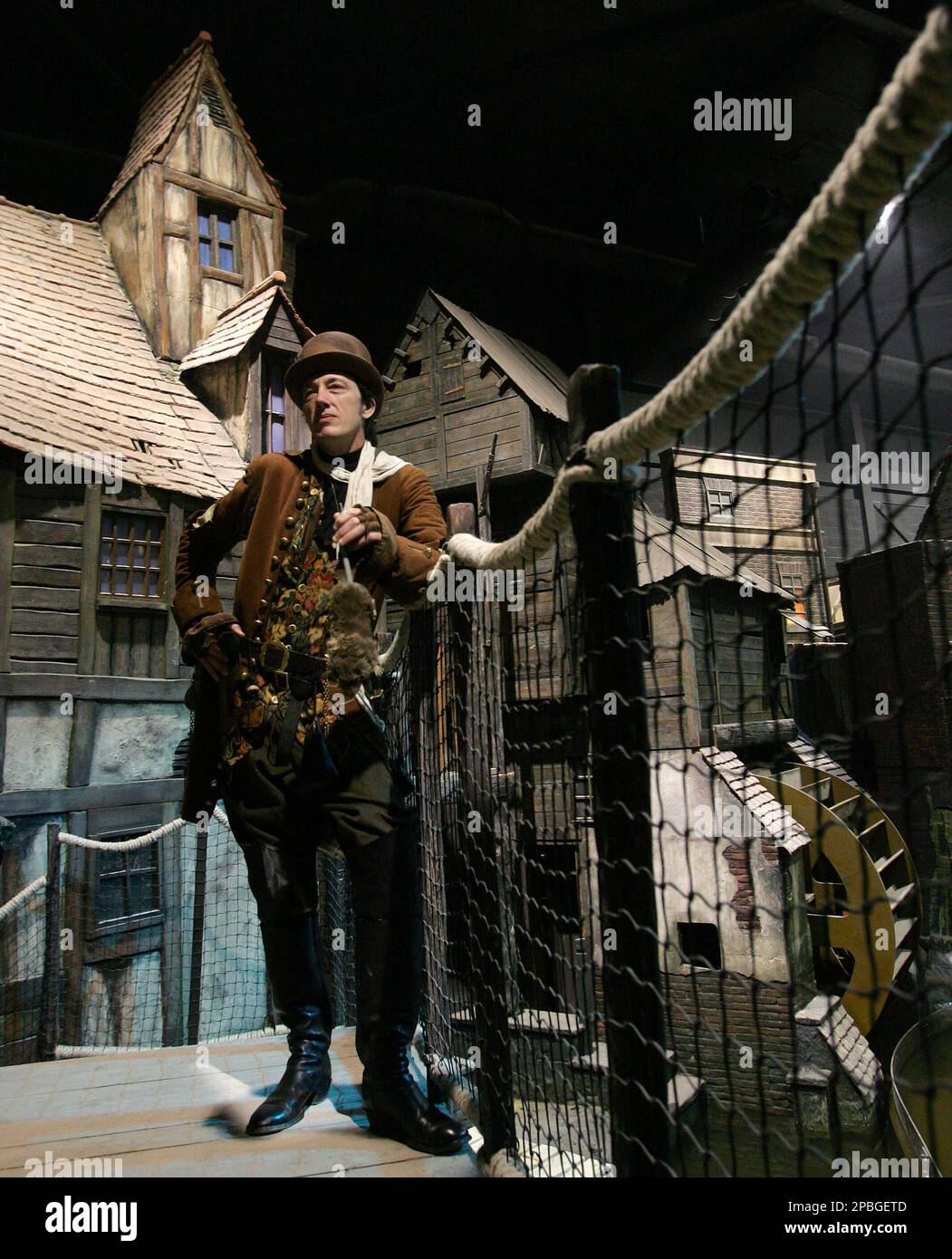 ** TO GO WITH DICKENS PARQUE DE DIVERSIONES ** Eddie Sampson in the ...