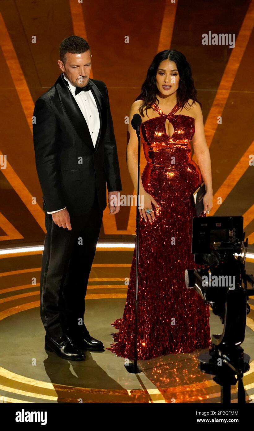 Antonio Banderas, left, and Salma Hayek present the award for best ...