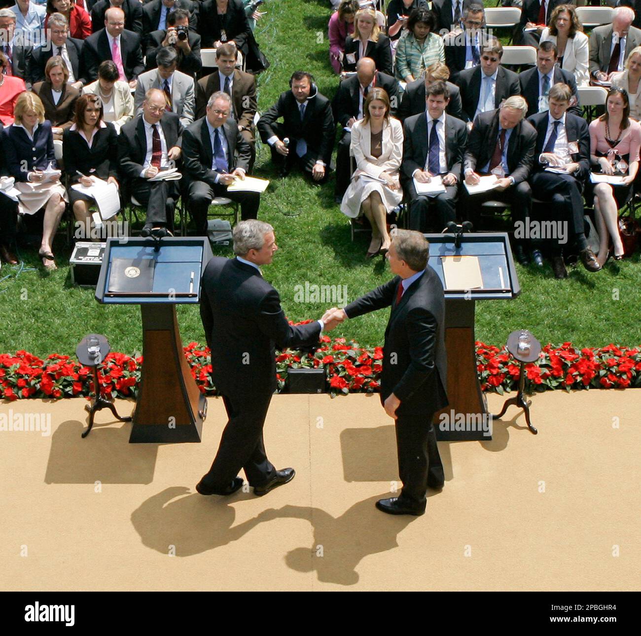 ** ALTERNATIVE CROP OF WHCD107 ** President Bush, left, and British ...