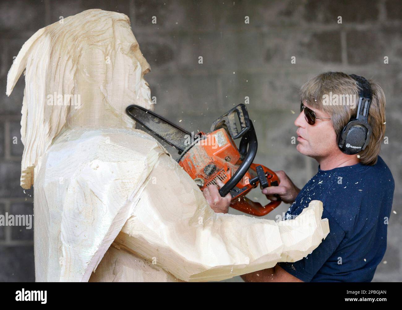 ** ADVANCE FOR MONDAY, MAY 21 ** Chainsaw artist Rick Pratt carves the ...