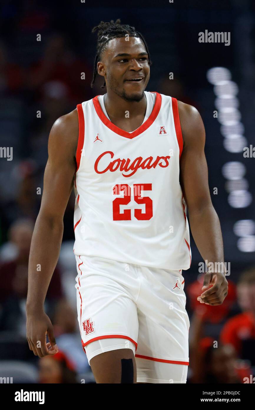 Houston forward Jarace Walker (25) looks on against Cincinnati in an ...
