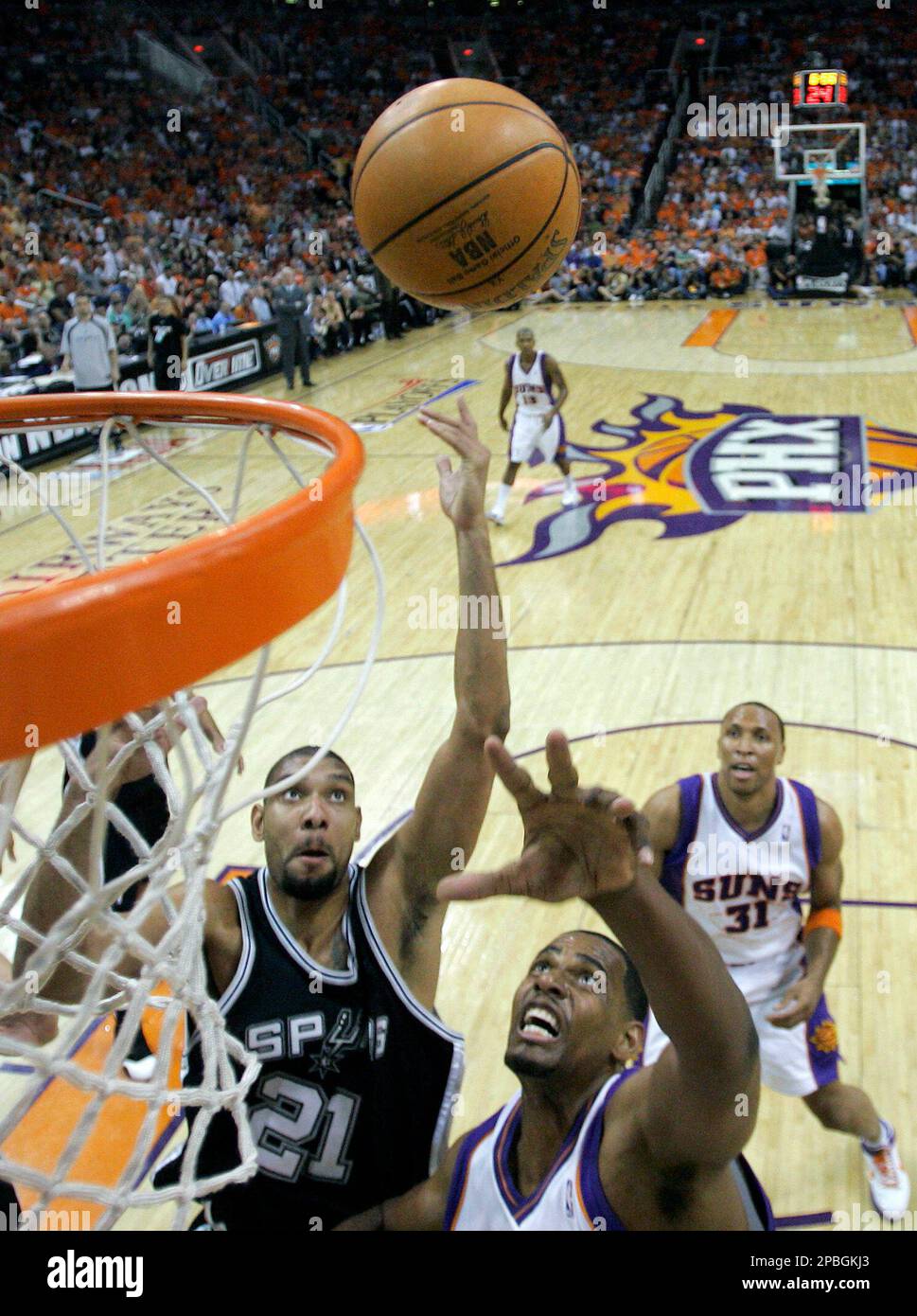 Phoenix Suns' Kurt Thomas, right, battles San Antonio Spurs' Tim Duncan ...