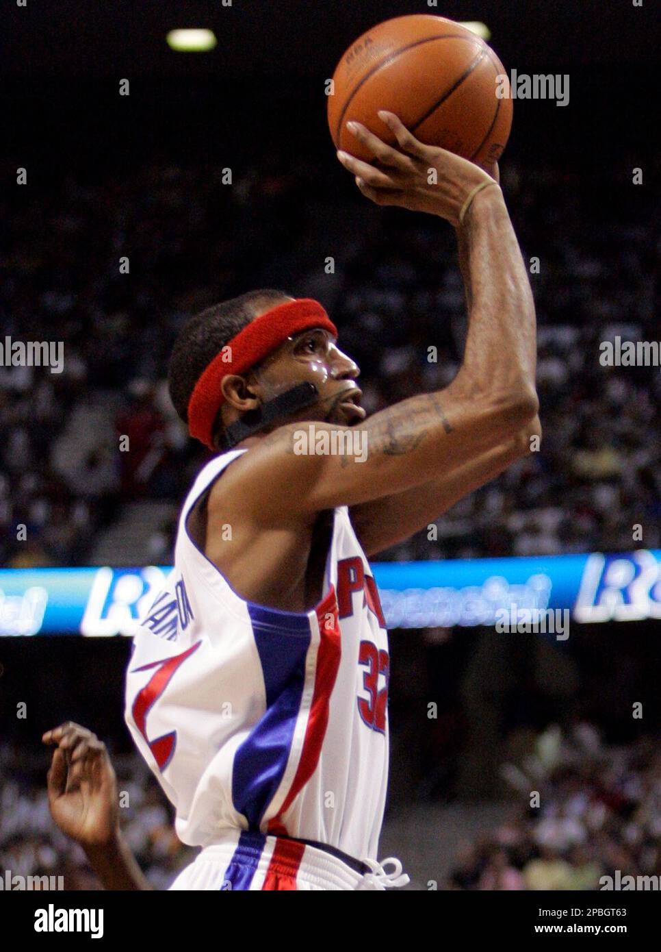 Detroit Pistons guard Richard Hamilton shoots during the first quarter ...