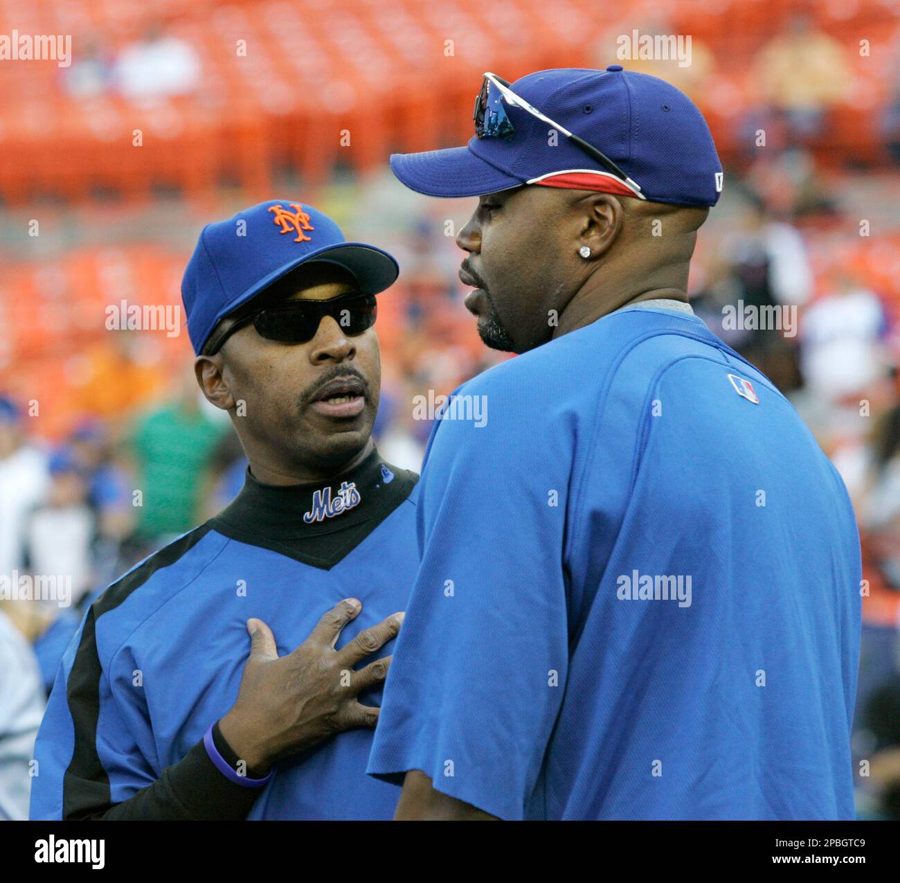 New York Mets manger Willie Randolph, left, talks to Chicago Cubs ...