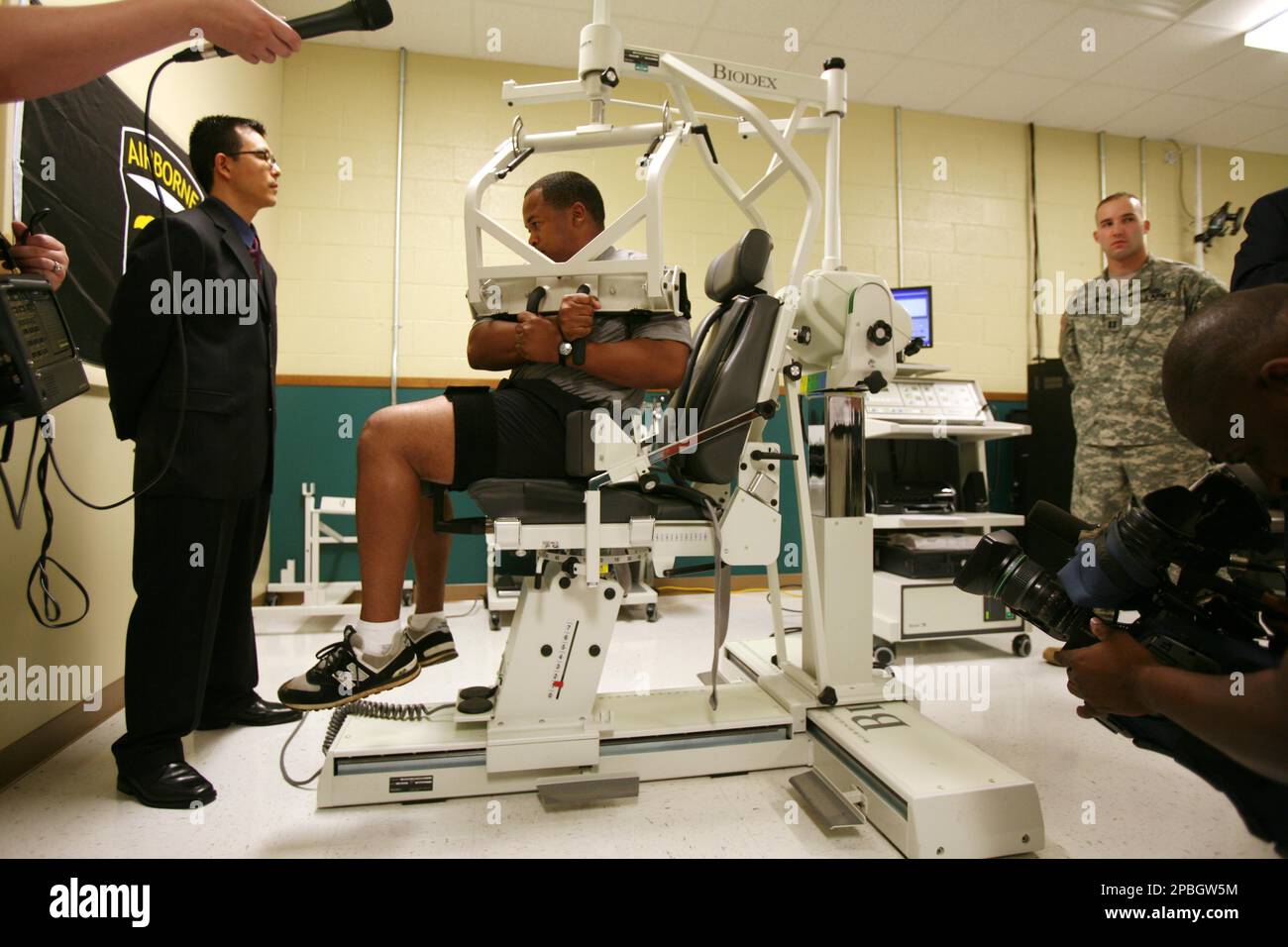 Sgt. Eurace Burnett ,middle, uses the Biodex machine to demonstrate an ...