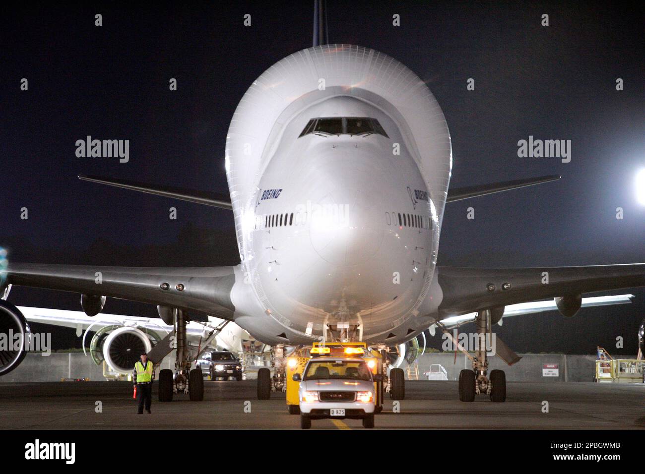 The super freighter "Dreamlifter" aircraft, carrying the massive wings ...