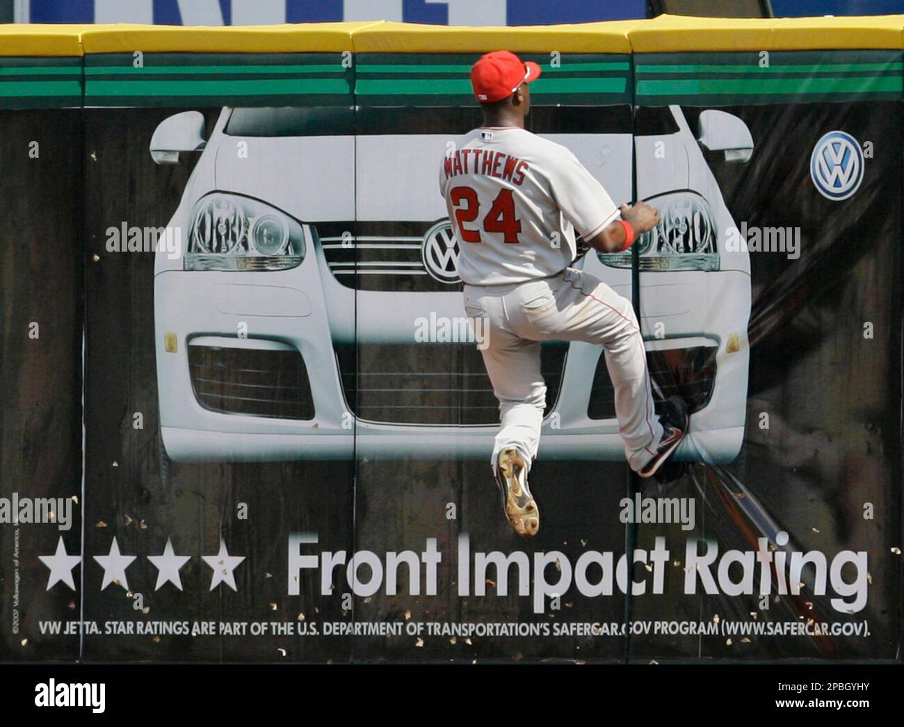 Los Angeles Angels center fielder Gary Matthews Jr. climbs the wall ...