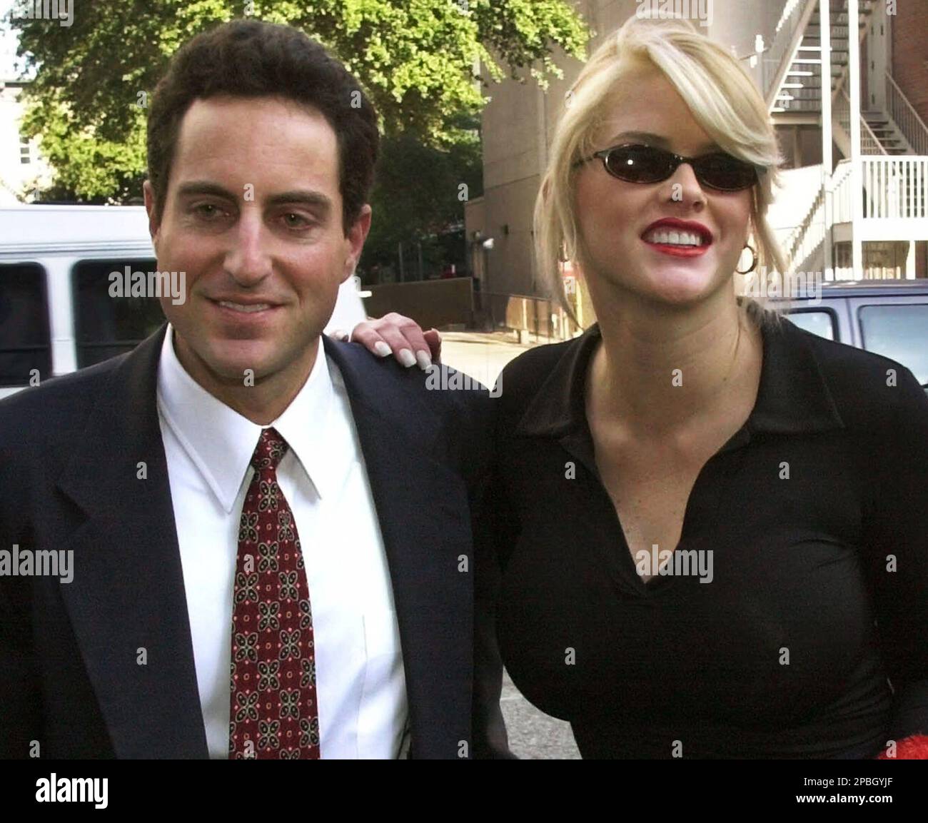 FILE *** Anna Nicole Smith smiles as she walks to the courthouse with ...