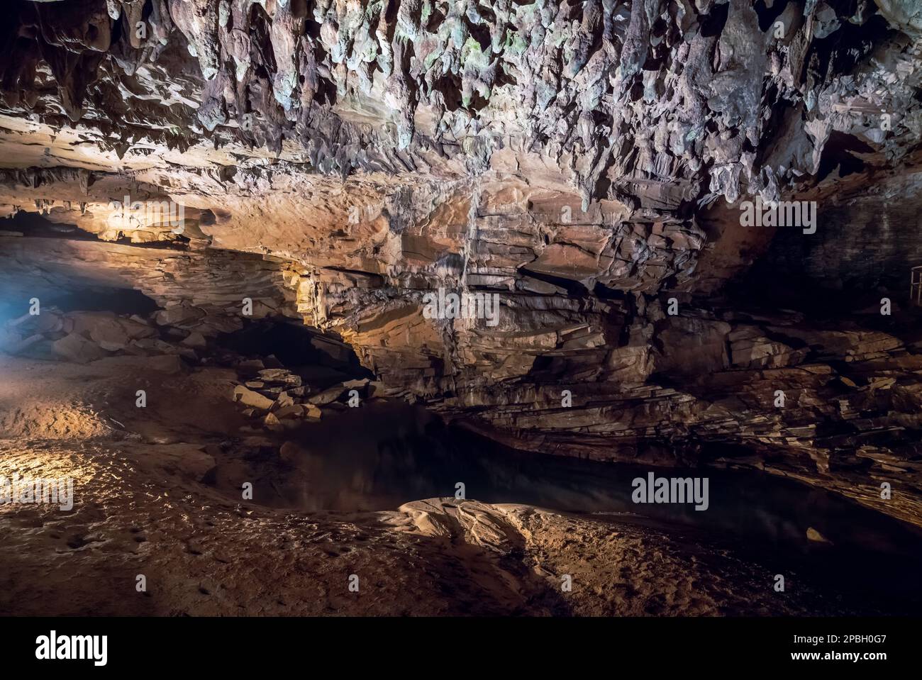 Underground river in Cascade cave in Carter Caves State Park in ...