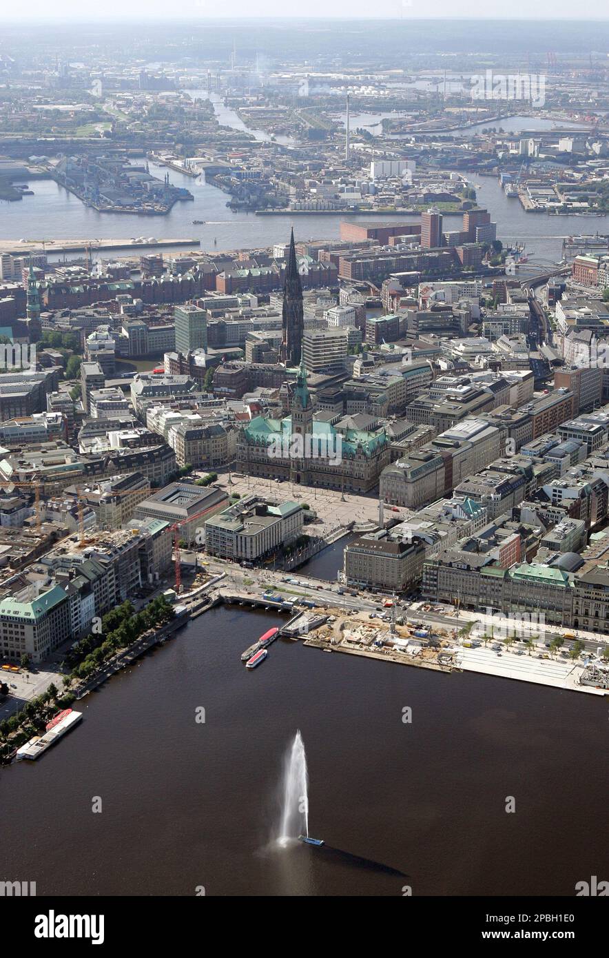 **ARCHIV** Luftaufnahme von Hamburg mit Rathaus, gruenes Dach, Mitte, am 24. August 2005. Die ...