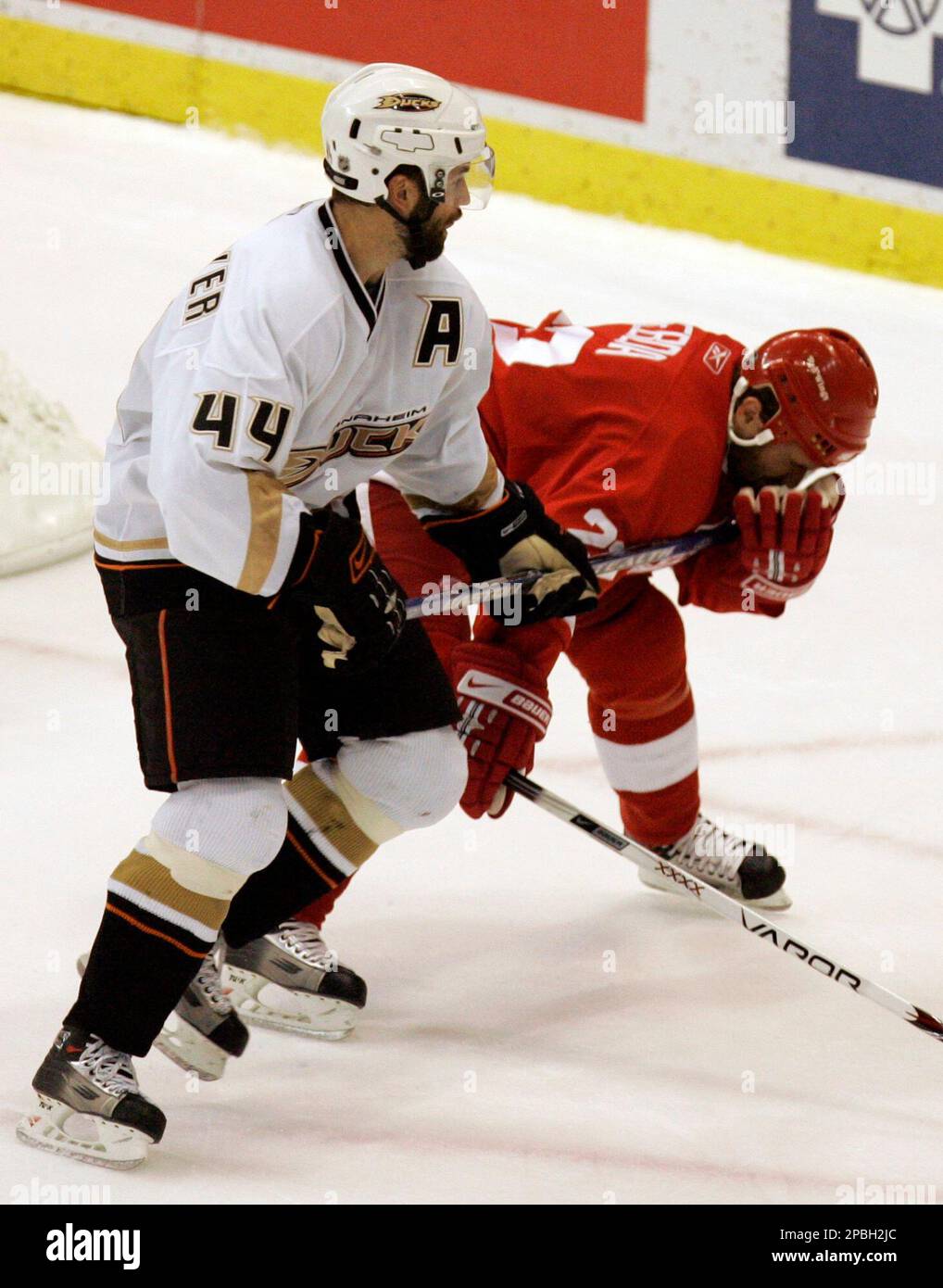 Anaheim Ducks center Rob Niedermayer (44) high sticks Detroit Red Wings ...
