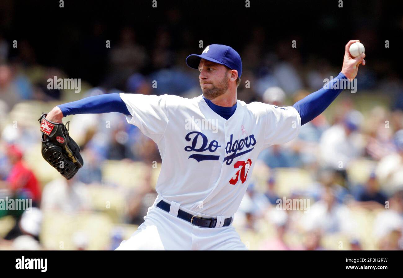 Los Angeles Dodgers pitcher Mark Hendrickson throws during the first ...