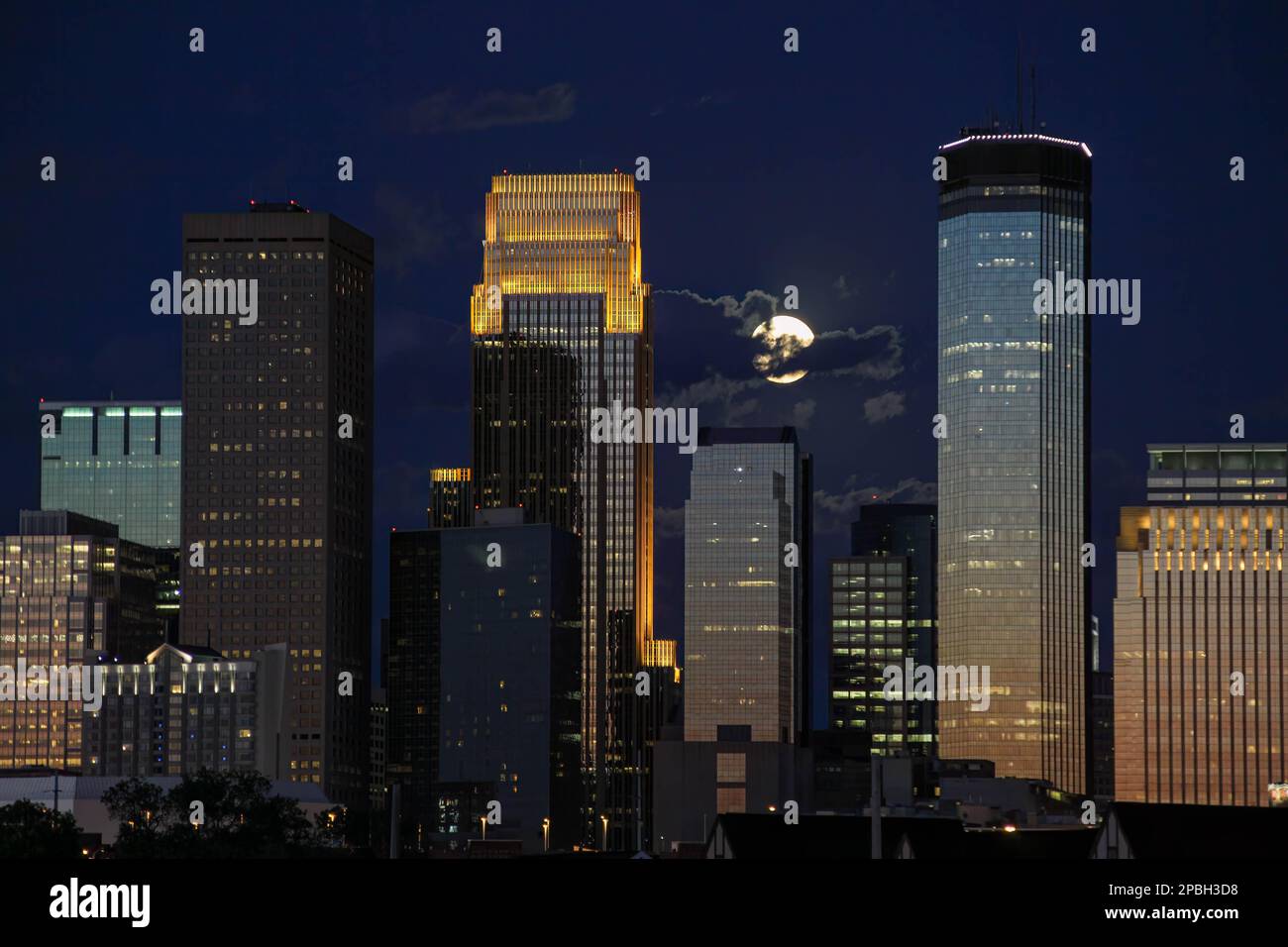 Full Moon Rising over Minneapolis Minnesota Stock Photo - Alamy Full Moon Rising over Minneapolis Minnesota Stock Photo - Alamy
