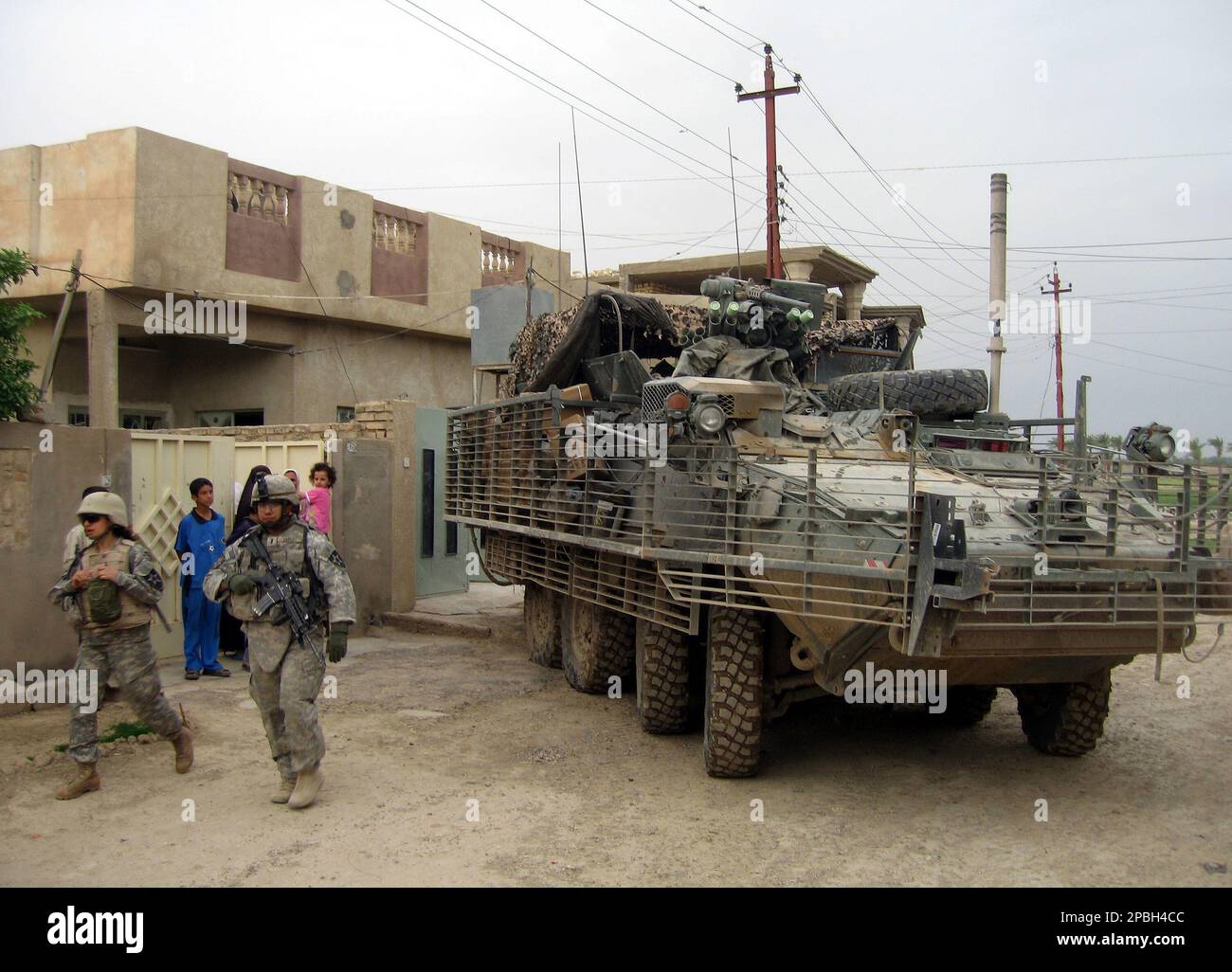 TO GO WITH STORY SLUGGED IRAQ STRYKERS STRUGGLE--U.S. soldiers on foot ...