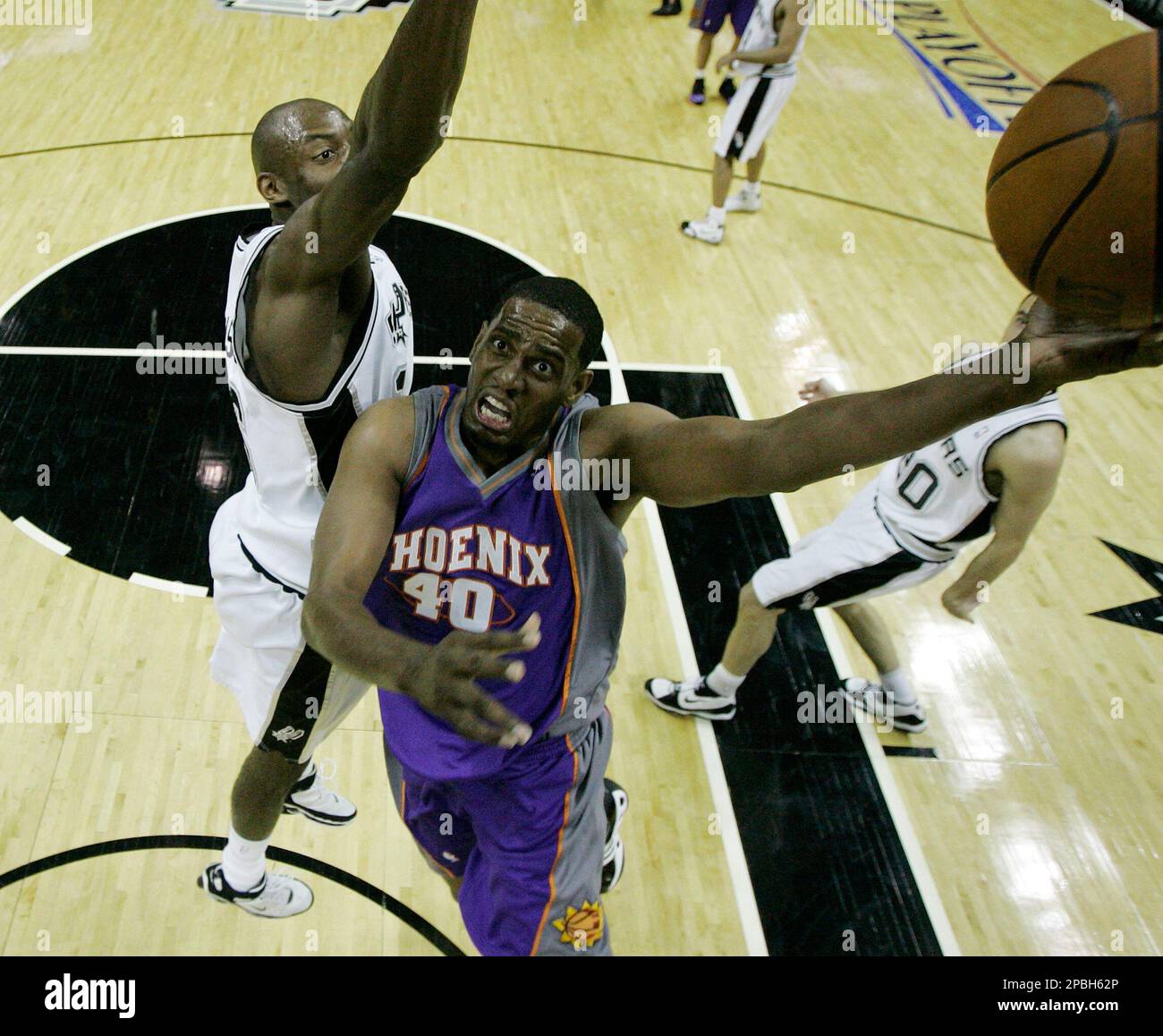 Phoenix Suns center Kurt Thomas (40) is defended by San Antonio Spurs ...