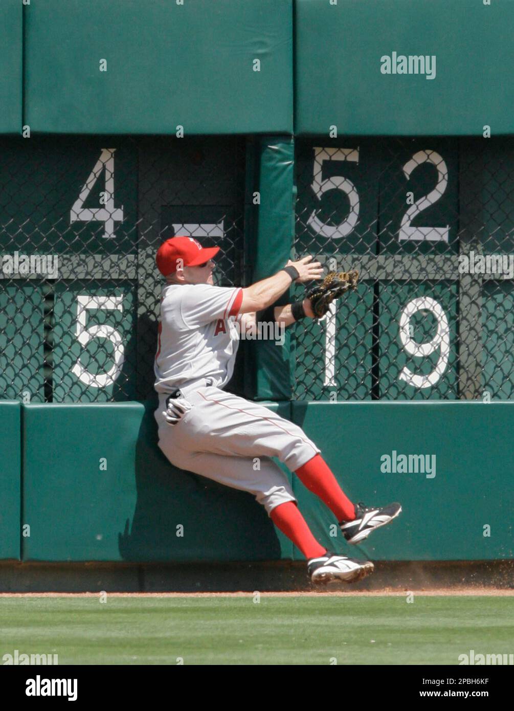 Los Angeles Angels left fielder Reggie Willits crashes into the wall ...