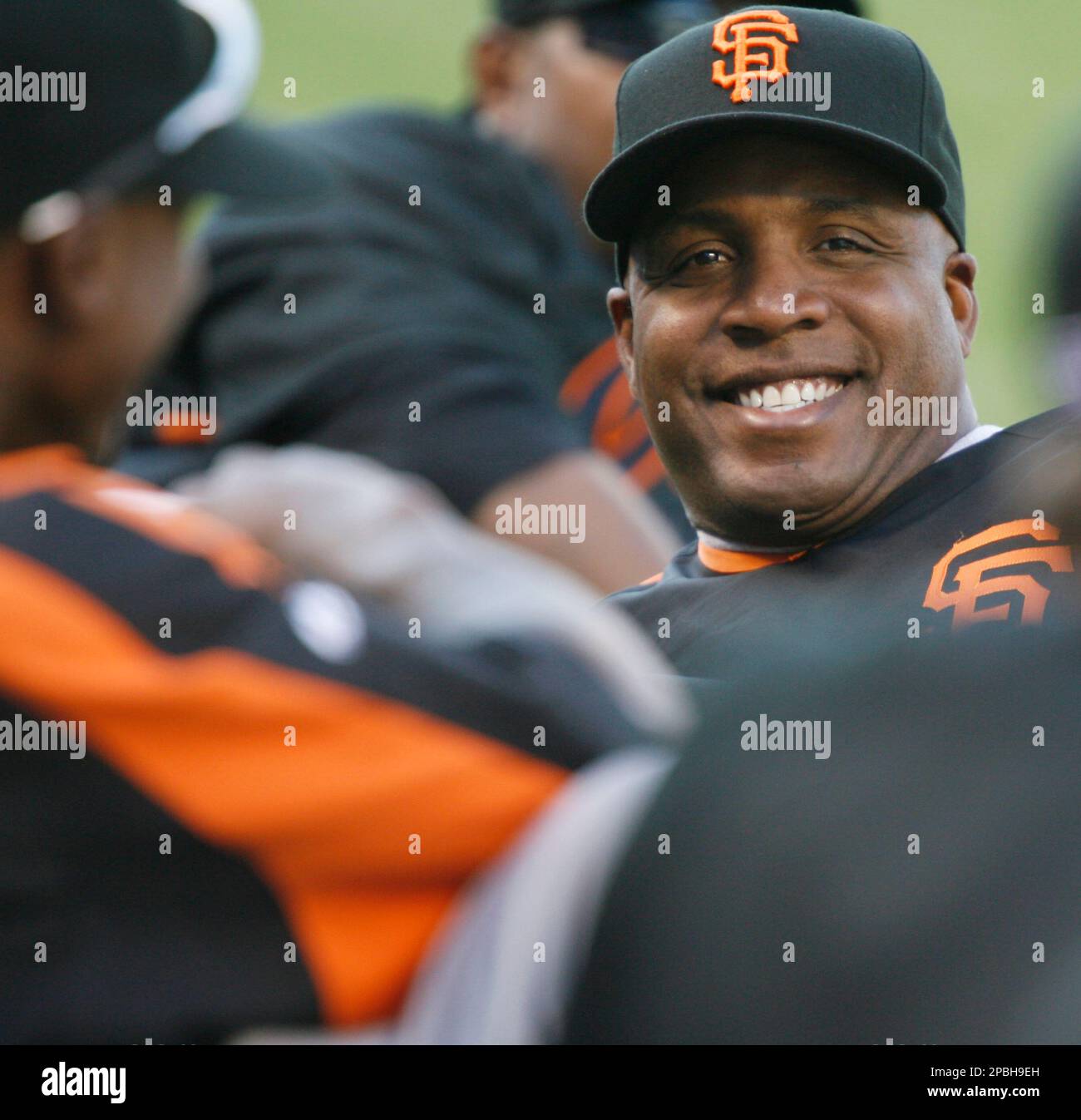 San Francisco Giants outfielder Barry Bonds shares a laugh with ...