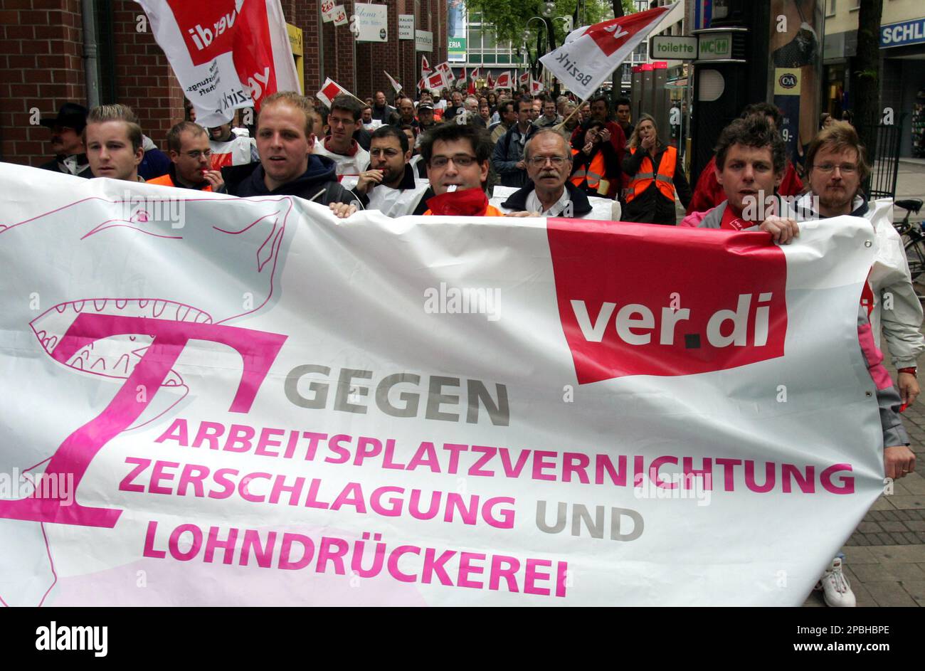 Mitarbeiter der Deutschen Telekom demonstrieren am Freitag, 11. Mai ...