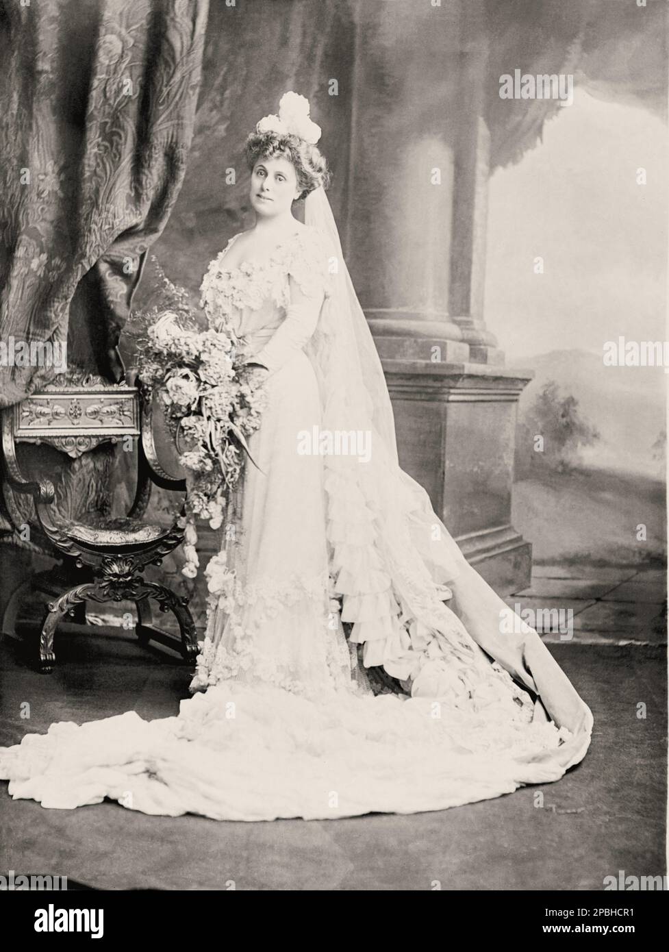1900 ca , Baltimore , USA : The rich socialite Miss MAY of Baltimore in ...