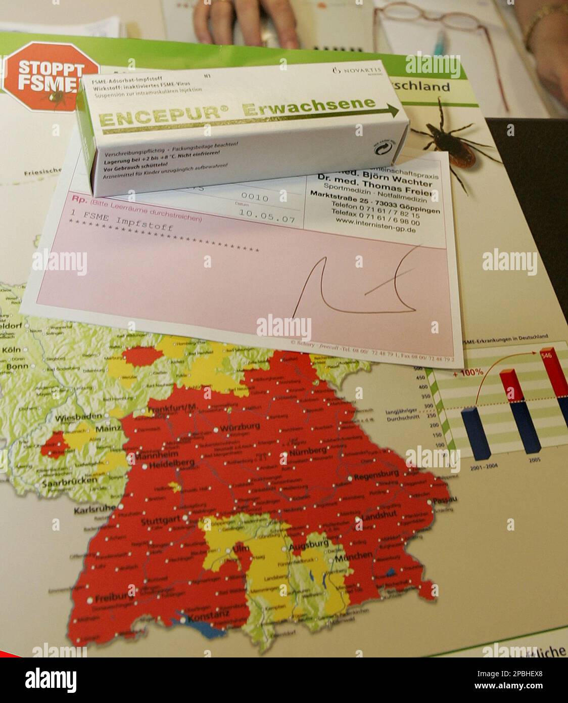 Am Empfang einer Arztpraxis in Goeppingen liegt eine Karte der FSME ...