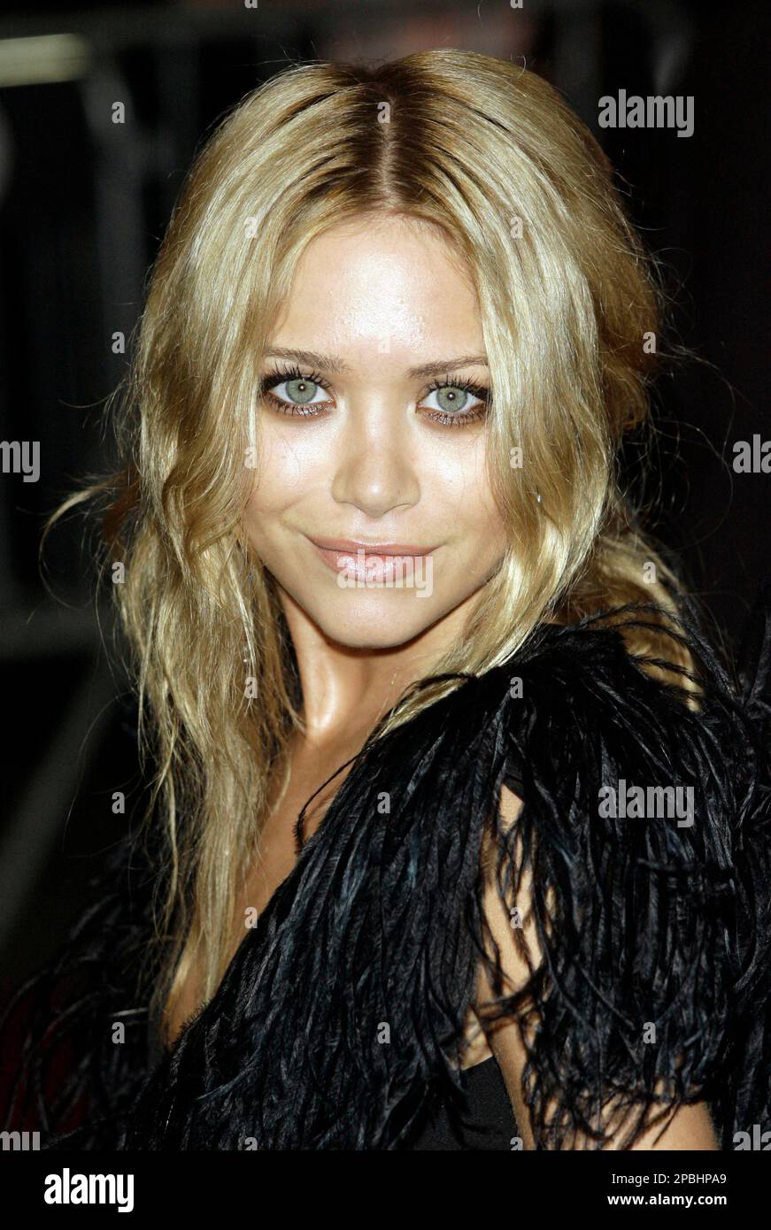 Mary-Kate Olsen arrives at the Metropolitan Museum of Art Costume ...