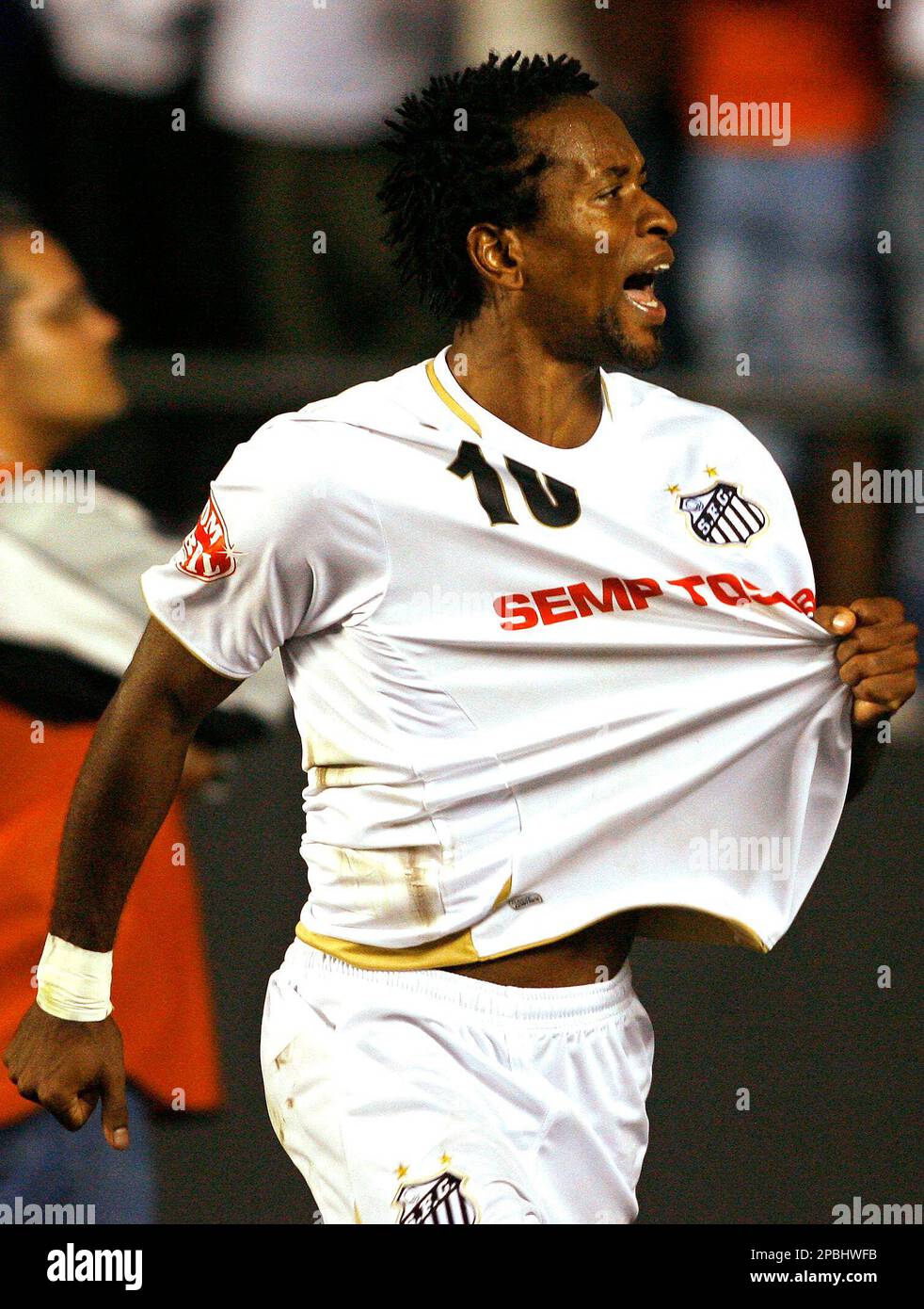 Santos' Ze Roberto celebrates the Sao Paulo State League championship ...