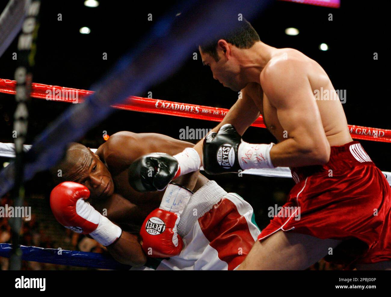 Oscar De La Hoya, right, backs Floyd Mayweather Jr. into the corner ...