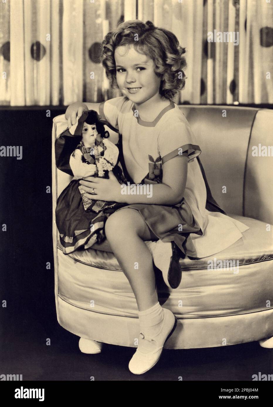 1937 ca : The child actress SHIRLEY TEMPLE ( born Santa Monica , CA 1928 ) with an italian ...